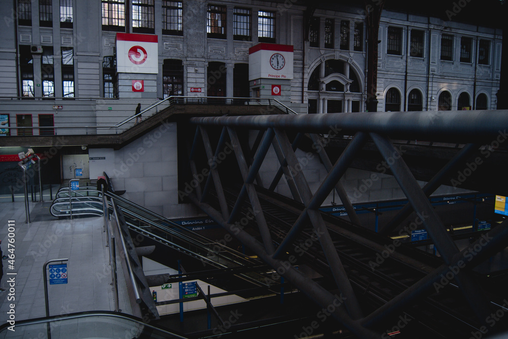 Estructura de arquitectura de los andenes de una estación de tren y ...
