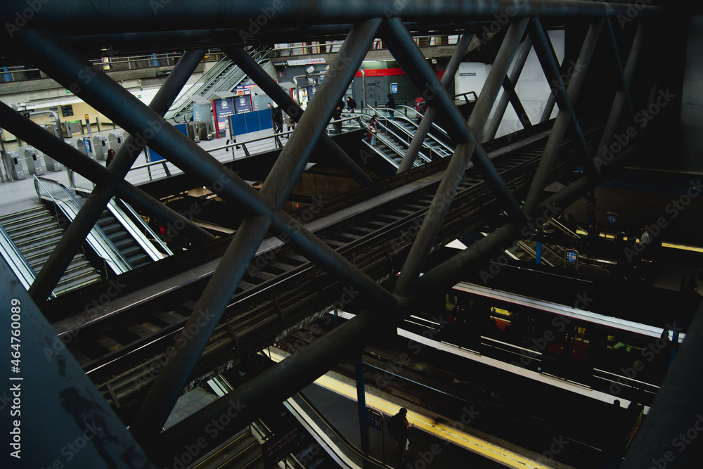 Estructura de arquitectura de los andenes de una estación de tren y ...