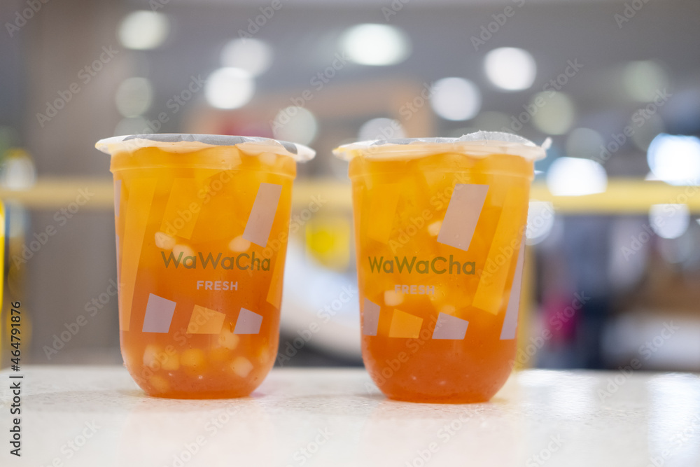 Foto de Samut Prakan, Thailand - October 24, 2021 : Glass of fresh tea ...