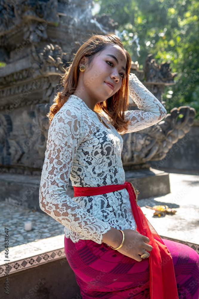 Foto de Young Local Girl at posing with a traditional gold sarong in ...