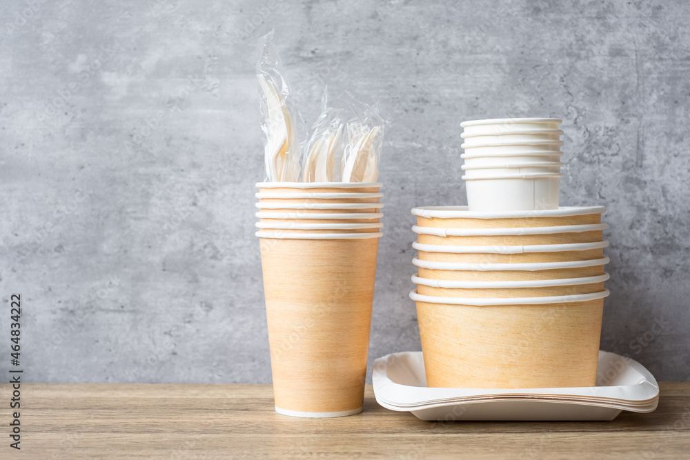 Eco friendly food packaging on table background. natural container: cup ...