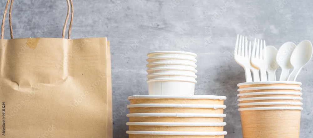 Eco friendly food packaging on table background. natural container: cup ...