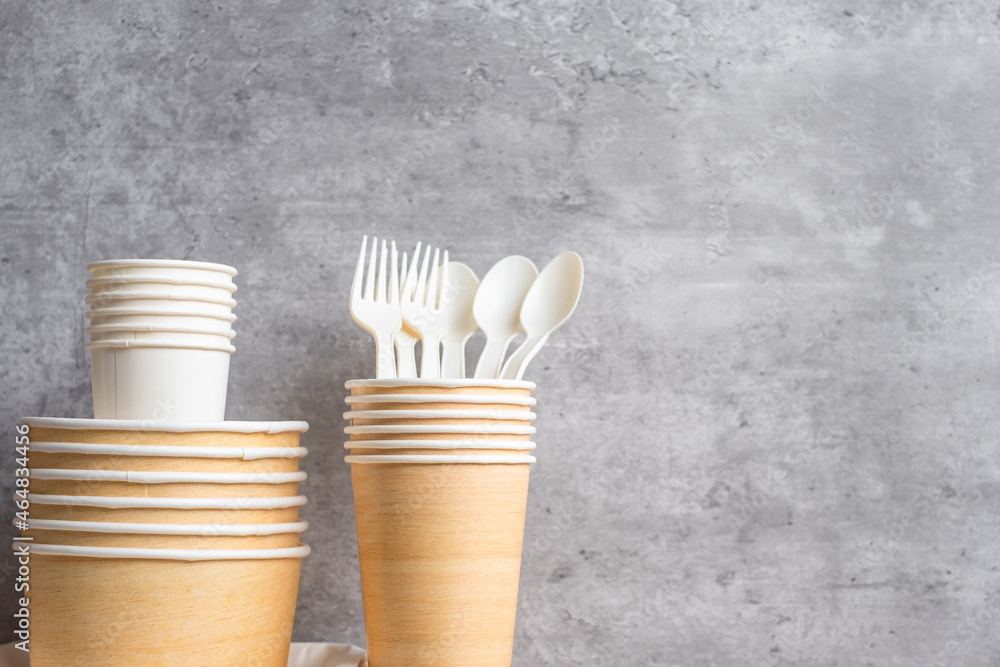 Eco friendly food packaging on table background. natural container: cup ...