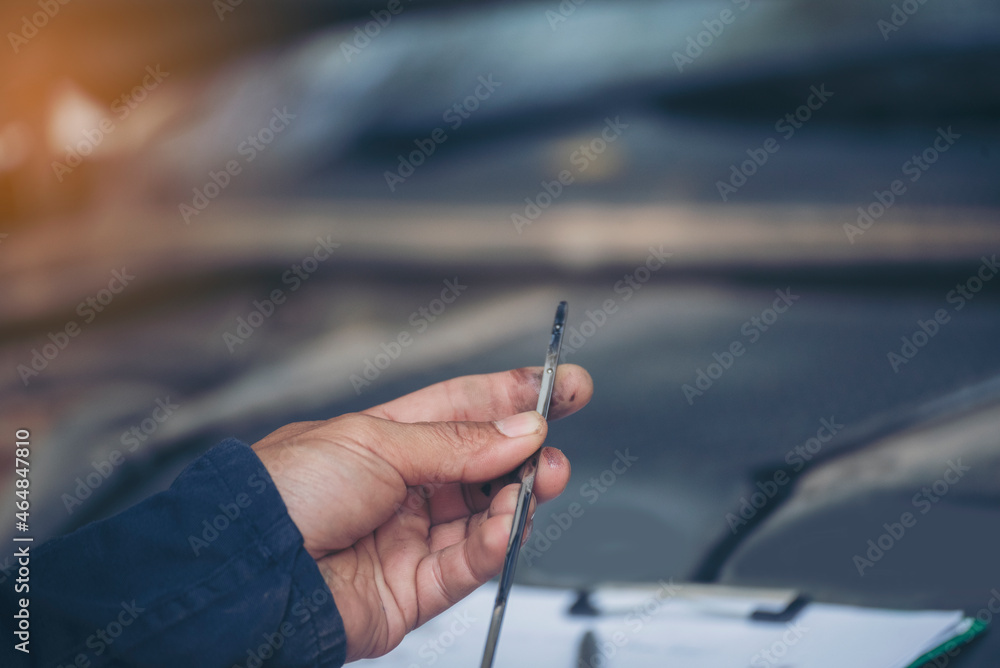 Fotografia do Stock: Car Mechanic man hand checking dipstick engine oil ...