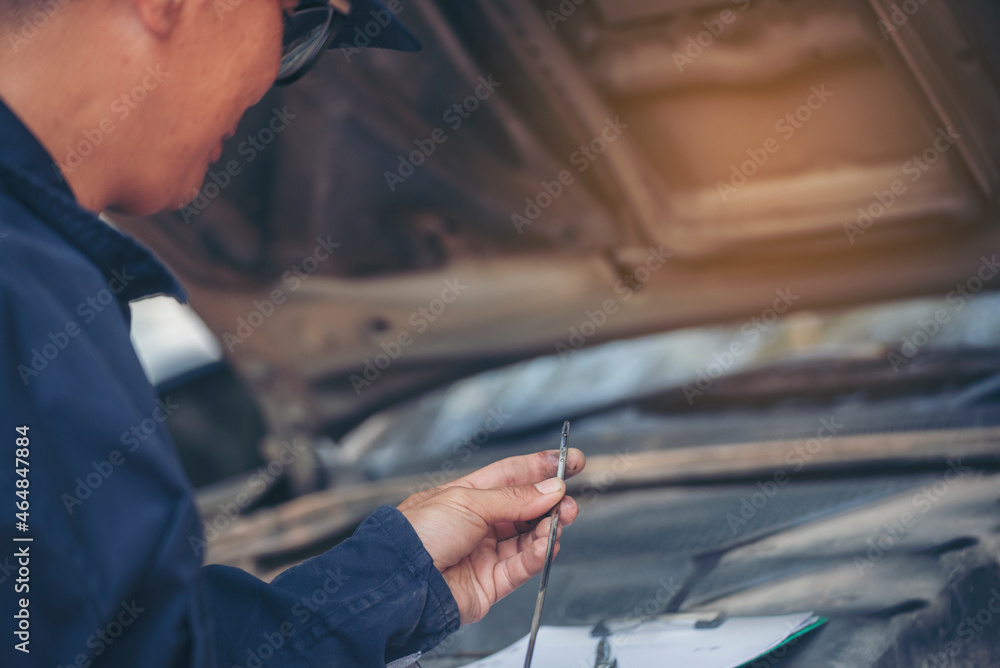 Car Mechanic man hand checking dipstick engine oil car mechanical on ...