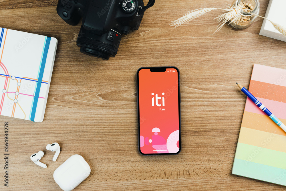 Iti Itaú bank app on iPhone 13 Pro smartphone screen on wooden table ...