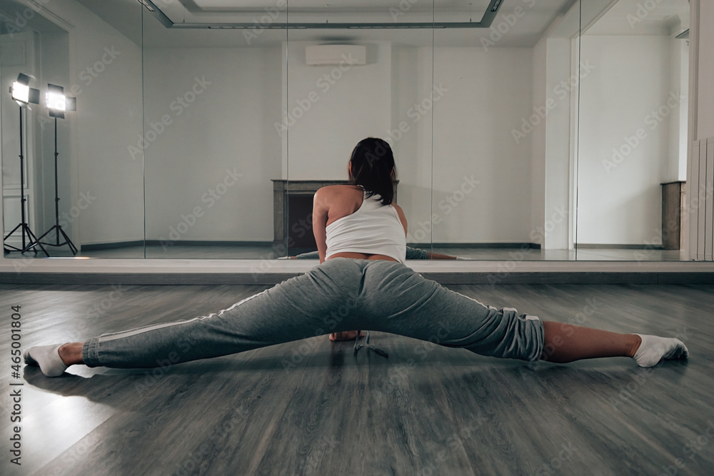 dancer does the splits in front of the mirror - ballerina on training ...