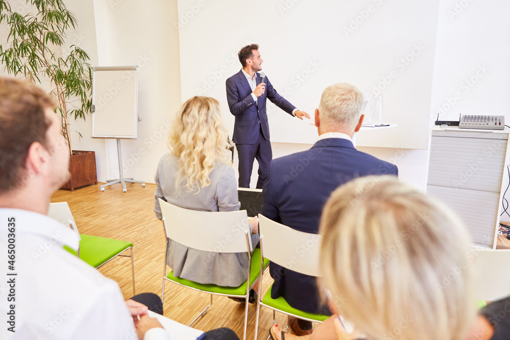 Business Mann als Referent bei Vortrag mit Präsentation Stock Photo ...