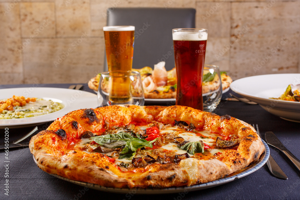 Tavolo dei una pizzeria ristorante apparecchiata con due pizze e due ...