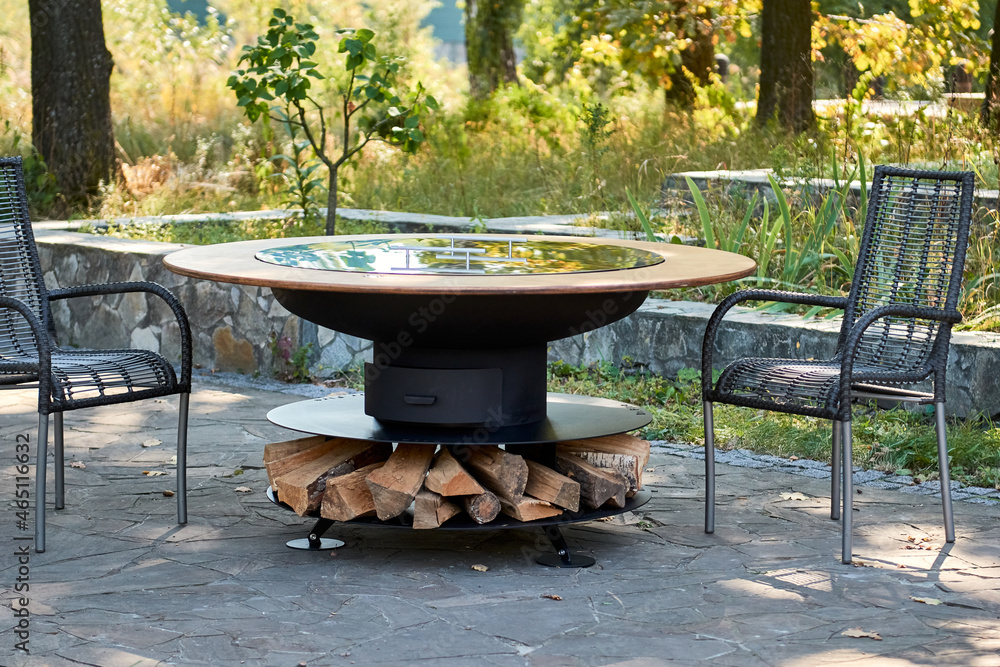 Kettle Grill Pit with Cast Iron Grid with flames . Round table-cooking ...