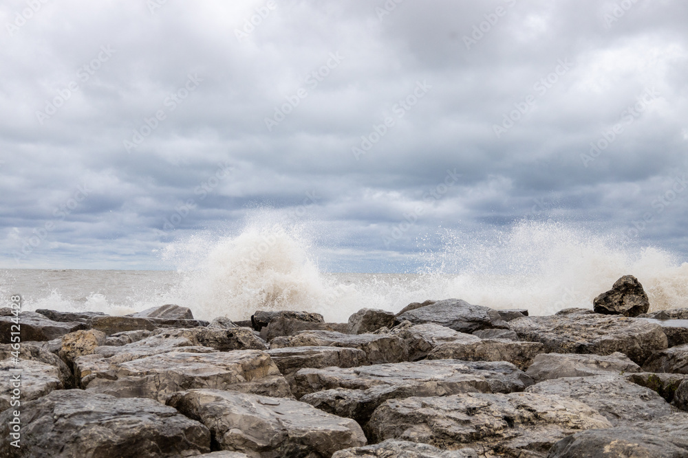 Foto de Waves crashing over rock wall on lake Michigan in Kenosha ...