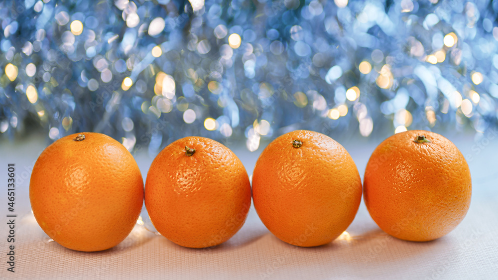 Foto Stock Four natural oranges in close-up. Oranges lie in a single ...