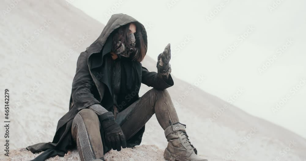 Vídeo do Stock: Post apocalyptic female wanderer wearing grunge hooded ...