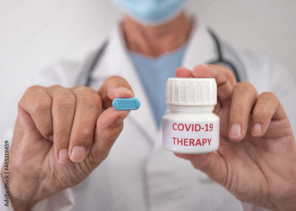 Foto de Female doctor holding the tablet for the fight against covid-19 ...