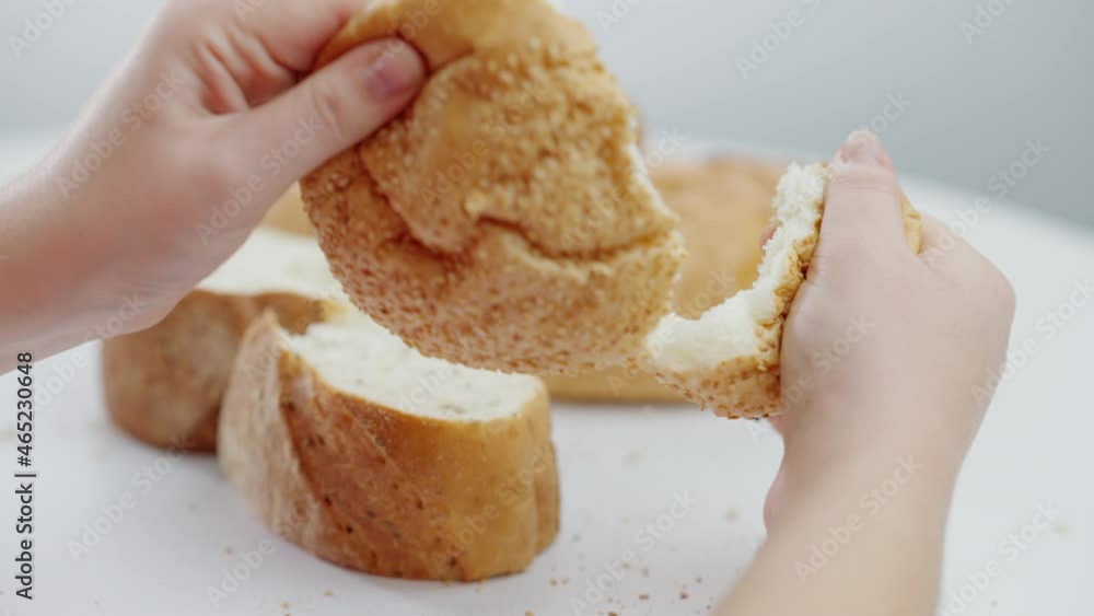 Vidéo Stock Close-up female hands tearing bread in slow motion ...