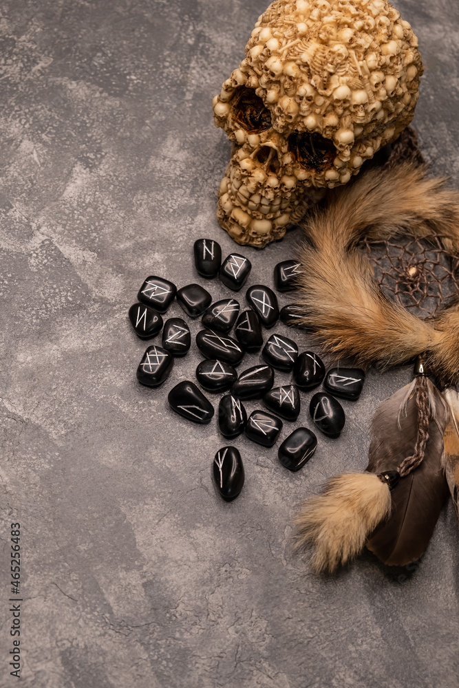 Foto Stock Group of crystalline runes. Divination rite and stone runes ...