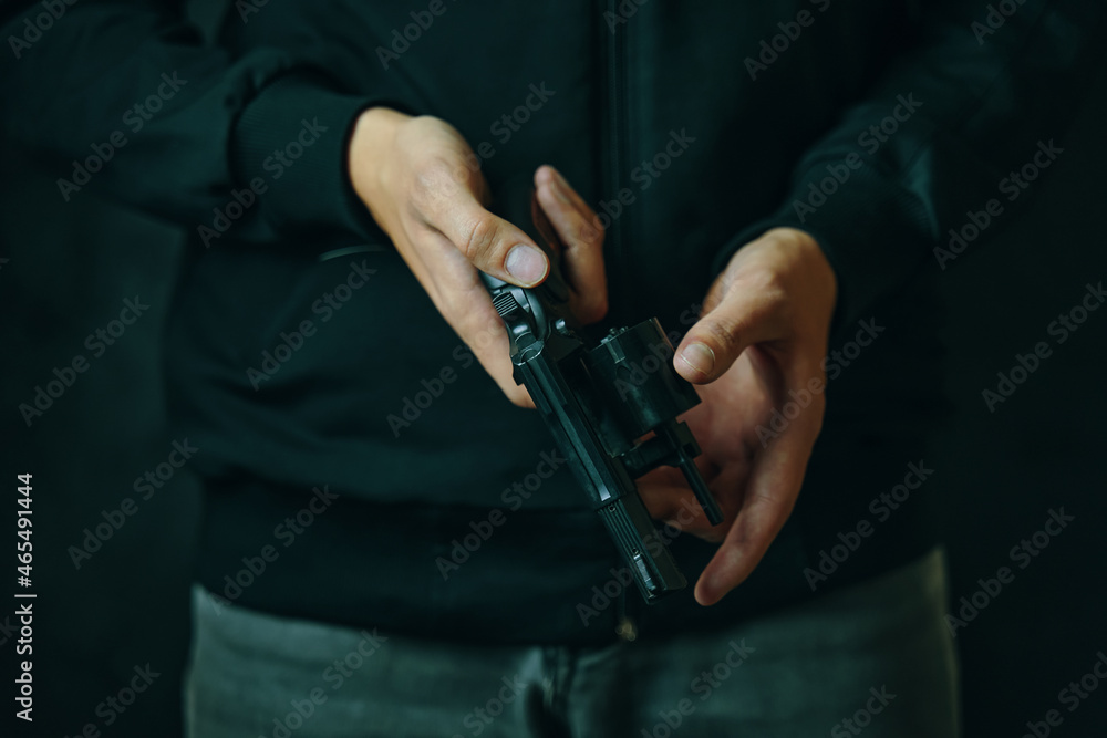 Reloading gun close-up. Men's hands check for bullets in revolver ...