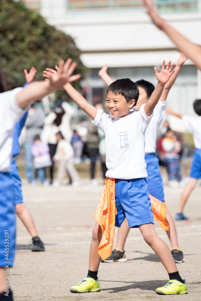 小学生の運動会でダンスをする男の子 Stock 写真 Adobe Stock
