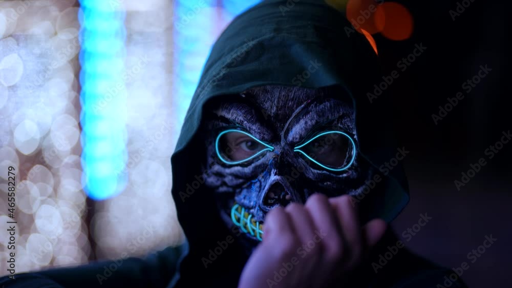 A closer look at the creepy death mask with glowing eyes and teeth ...