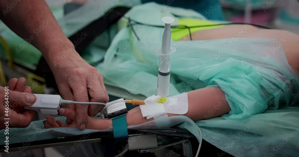 The nurse makes an intravenous infusion, preparing for the operation ...