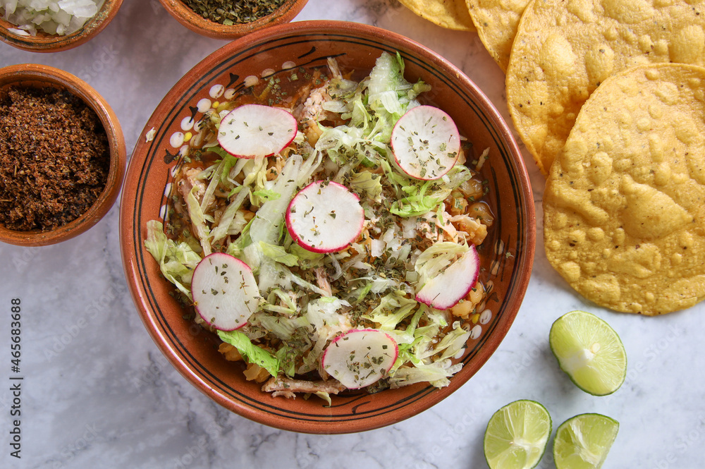 Pozole rojo, sopa mexicana de maíz, comida tradicional en México hecha ...