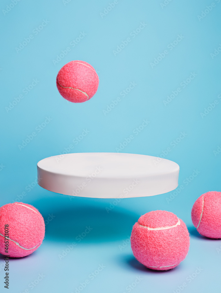 Foto Stock Creative sport layout made of podium and pink tennis balls ...