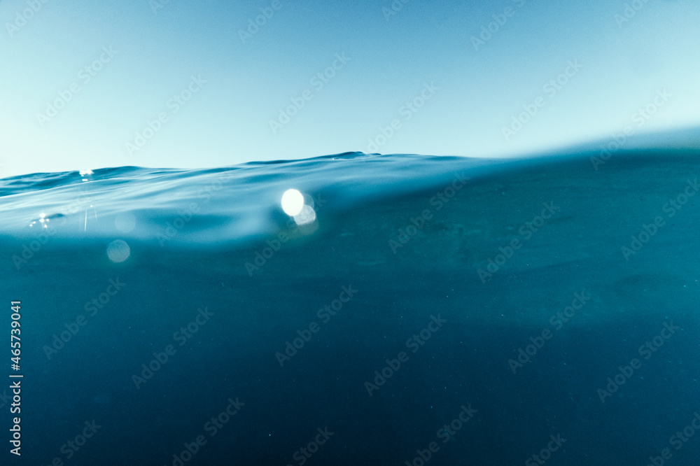 Split View Half Over and Under Ocean Surface whit Clear Sky. Background ...