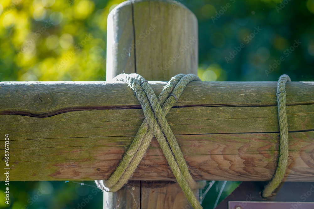 Holzzaun Querbalken mit Hanfseil verbunden Stock Photo | Adobe Stock