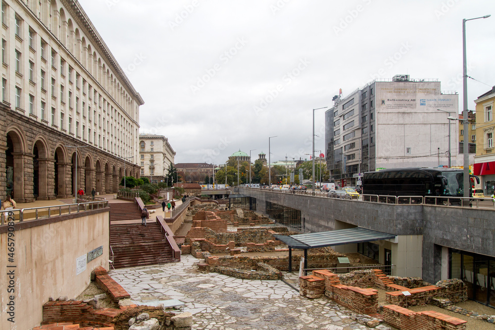 Restos romanos de Antigua Serdica en la ciudad de Sofia, pais de ...
