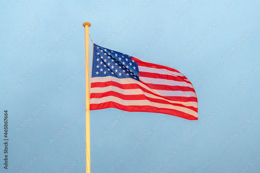 Drapeau américain flottant au vent foto de Stock | Adobe Stock