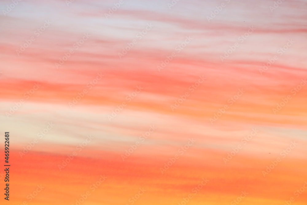 Nubes con colores cálidos al atardecer. Fondo de nubes en el cielo con ...