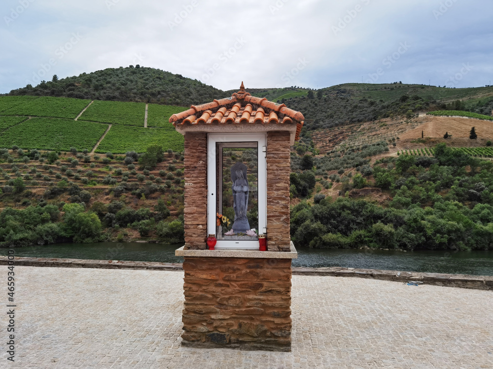 Monumento religioso à beira do rio Douro em Foz-Tua Stock Photo | Adobe ...