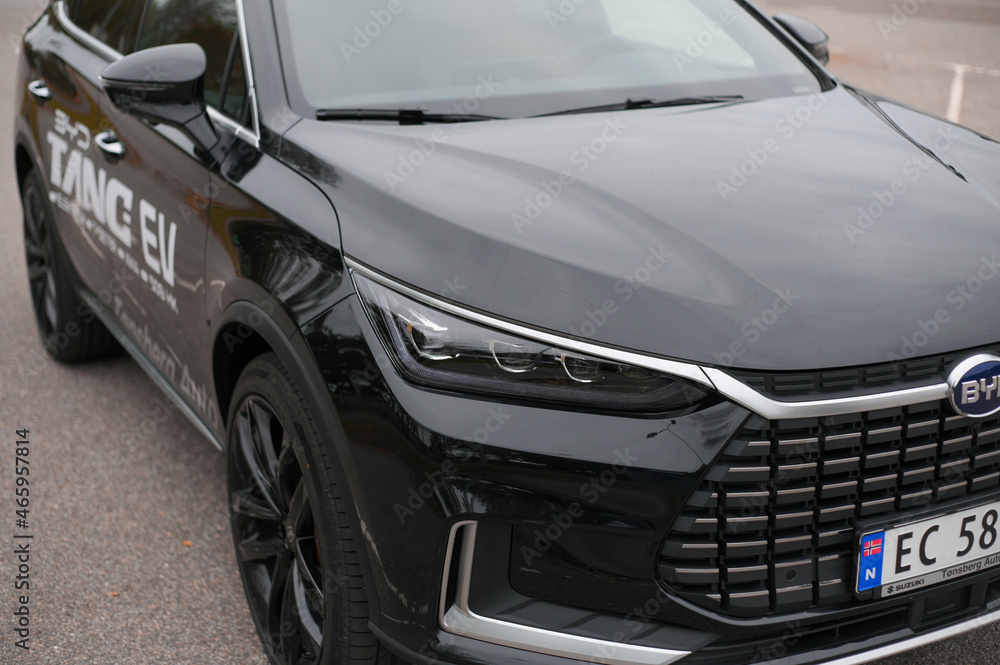 Foto de Tønsberg, Norway - September 13, 2021: black BYD Tang is a new ...