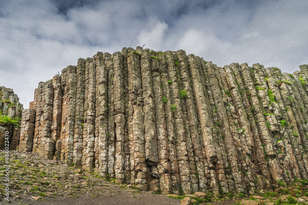 Wall of hexagonal rock formation, interlocking basalt columns in Giants ...