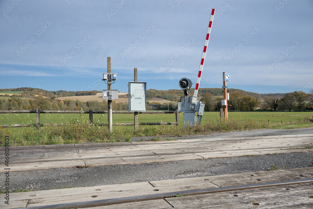 Foto de Passage à niveau automatique (PN) à deux demi-barrières et ...