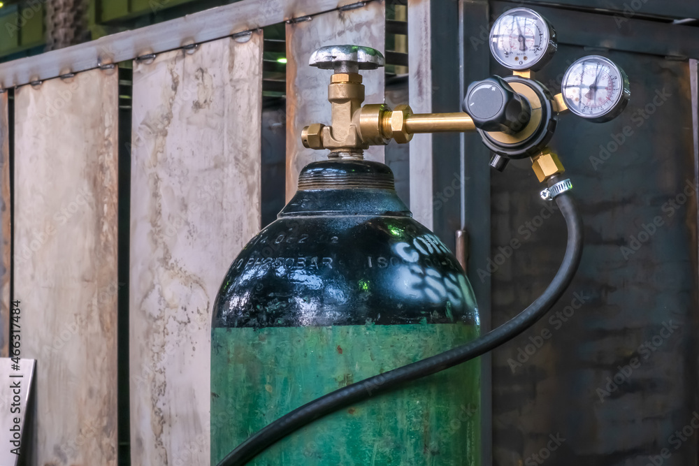 Pressure reducer. Gas cylinder equipment. Adjustment of the protective ...