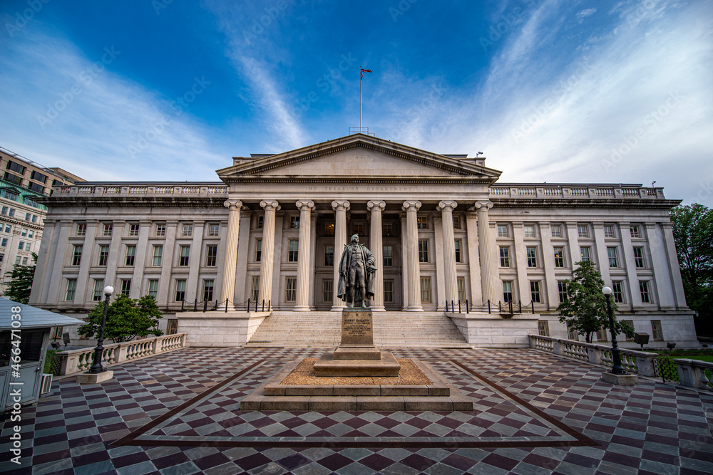 Foto de Washington DC—May 15, 2021; bronze statue of Alexander Hamilton ...