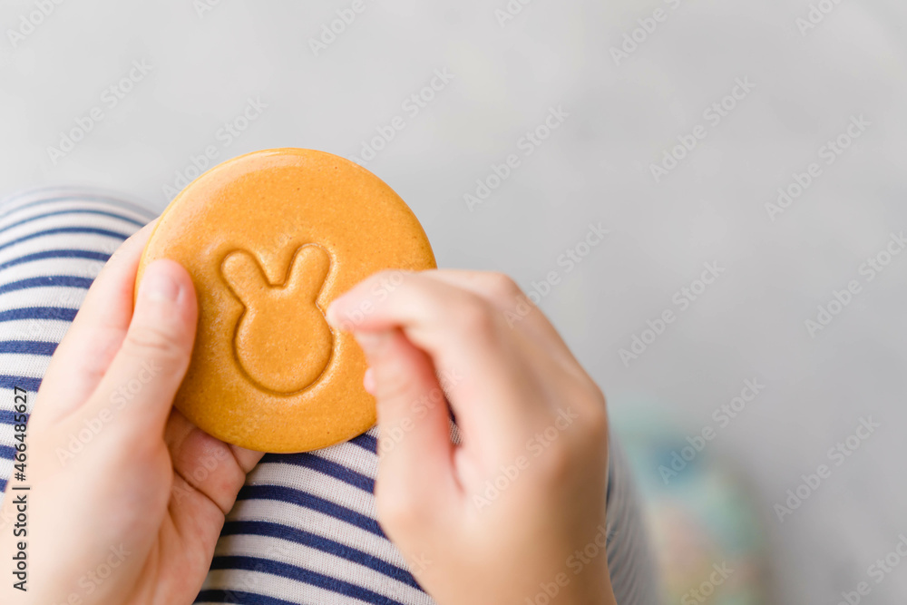 Kid child eat and play Candy South Korea honeycomb toffee (Dalgona ...