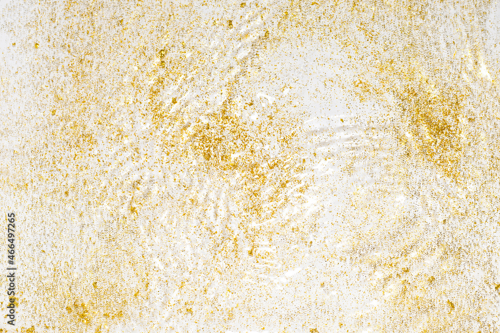 Stockfoto Golden sparkles in water. Gold glitter and liquide texture ...