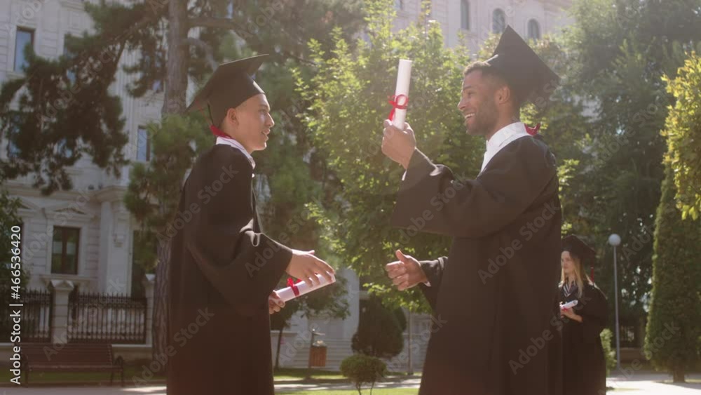 Vidéo Stock In the graduation day group of students graduates meeting ...