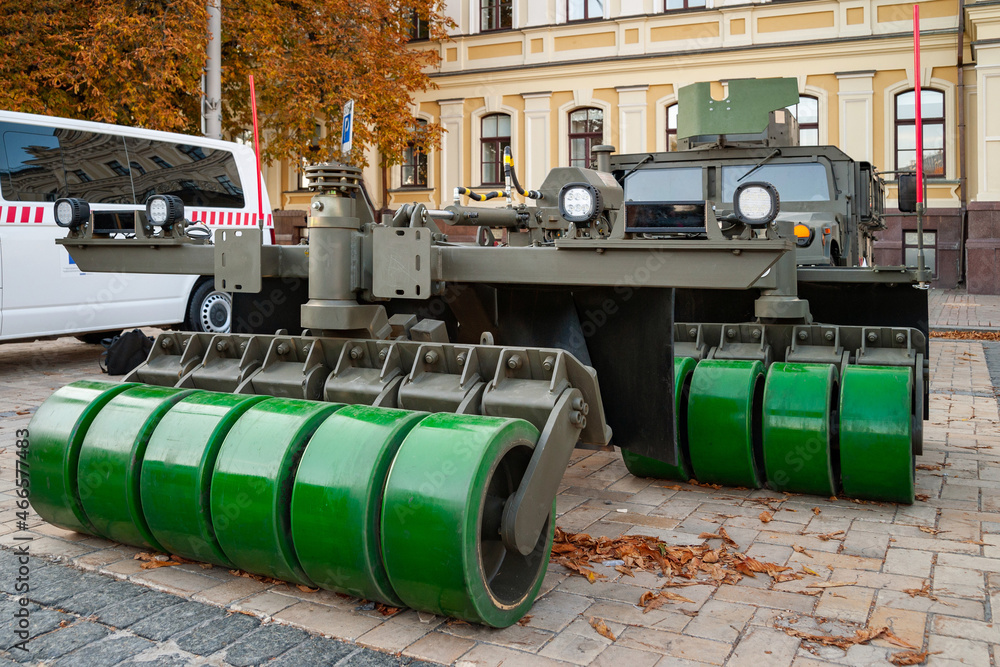 Sapper vehicle HMMWV (HUMMER) with a trawl of the Ukrainian army ...