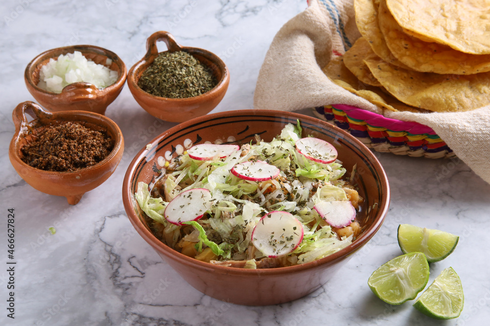 Pozole rojo, sopa mexicana de maíz, comida tradicional en México hecha ...