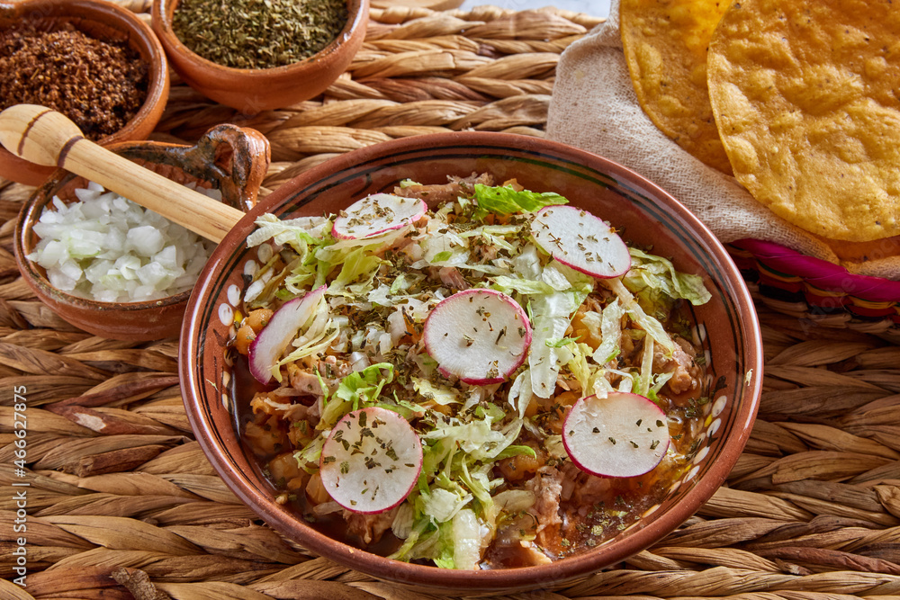 Pozole rojo, sopa mexicana de maíz, comida tradicional en México hecha ...