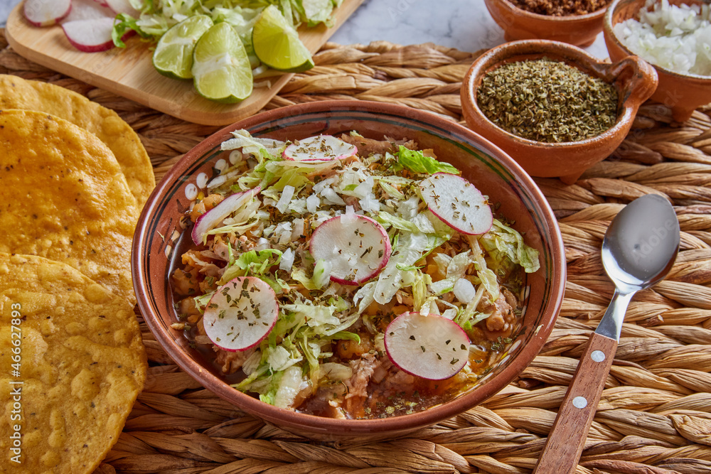 Pozole rojo, sopa mexicana de maíz, comida tradicional en México hecha ...