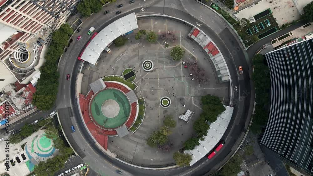 Glorieta de Insurgentes en la Ciudad de México durante el día con flujo ...
