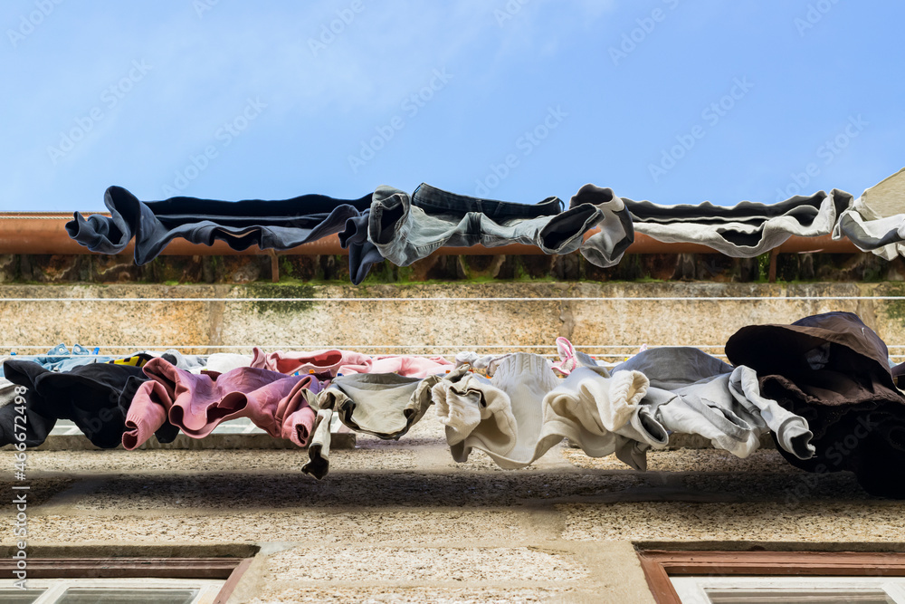 Ropa tendida en balcones de casas de la ciudad de Oporto, Portugal ...