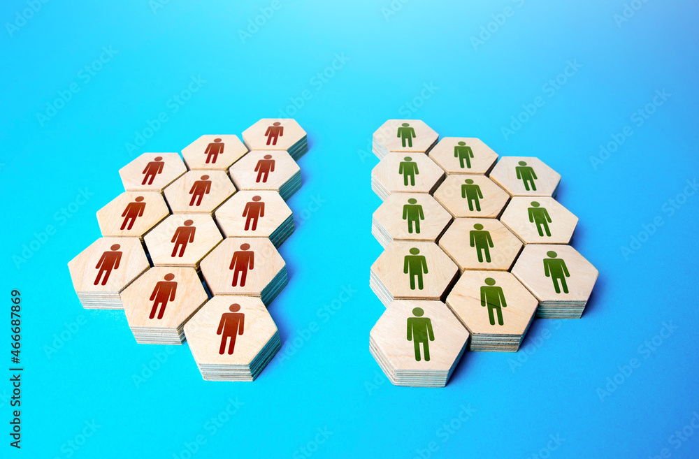 Foto Stock The group of people is divided equally on the issue. Two ...