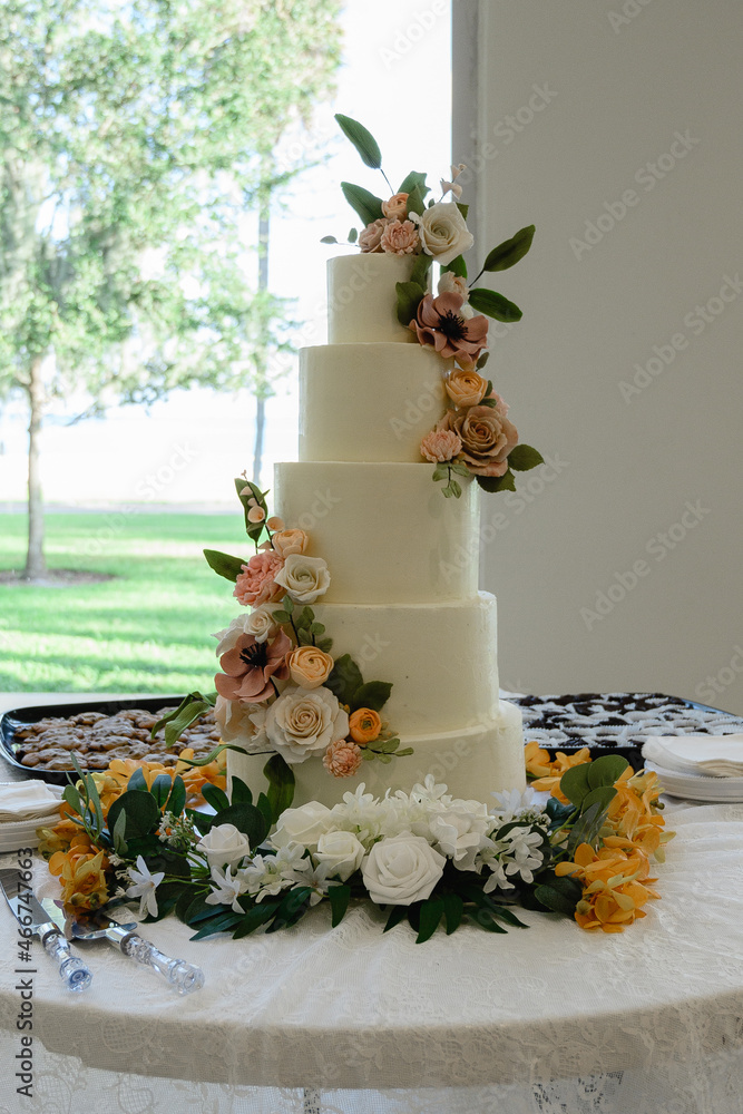 Five-layer cake 5 level wedding cake with flowers Beautiful white ...