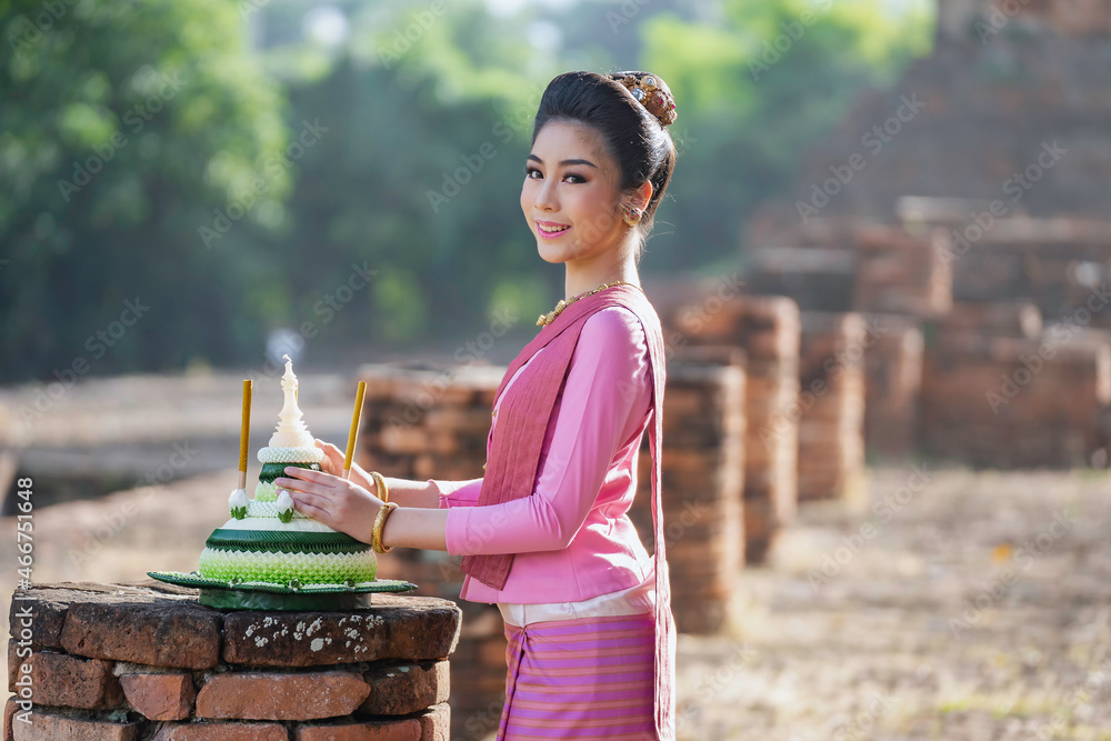 Beautiful woman dressed in Thai national costumes and put the krathong ...