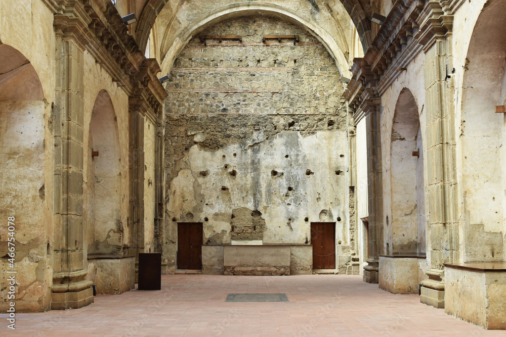 Ruinas de Capuchinas en Antigua Guatemala, pasillo y al fondo un arco ...